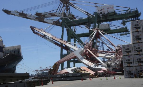 (Hot) Taiwan: Massive container crane collapse at Kaohsiung port ...
